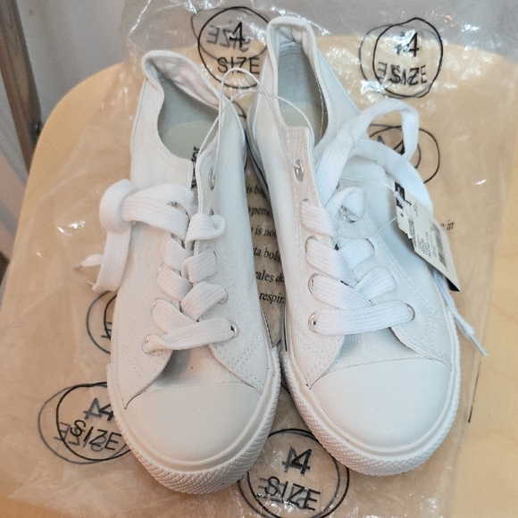 Joe Boxer | Shoes | Joe Boxer Recap Youth Sz 4 Classic White Sneakers ...